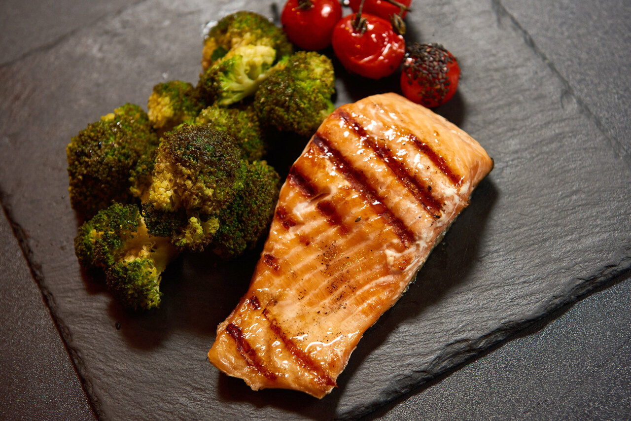 File de somon cu broccoli la cuptor / gratar - BunatatiSubCapac.ro