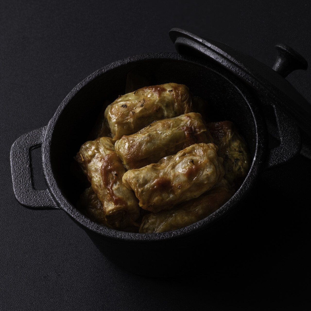 Sarmalute de porc in foi de varza / vita - BunatatiSubCapac.ro